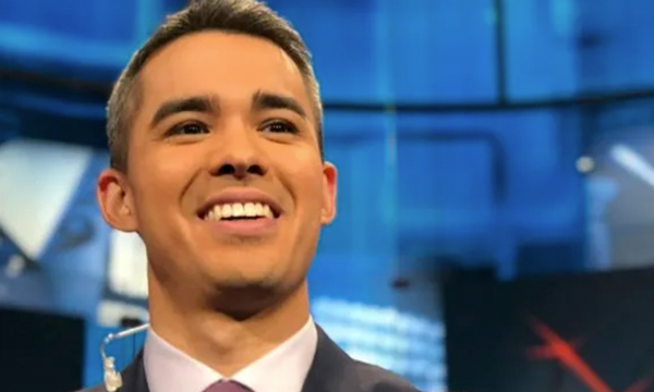 Stephen Nelson Tries On Headset of a Legend with Blackhawks