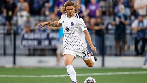 LouCity re-signs New Zealand international Kyle Adams