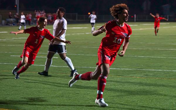 St. Paul Central boys triumph over St. Paul Como Park to remain unbeaten