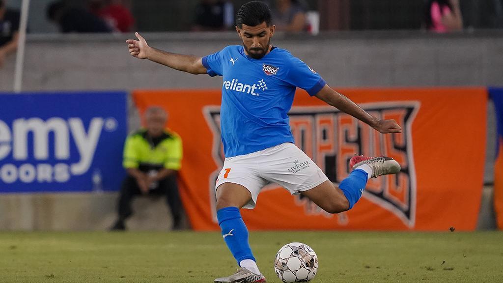 Toros re-sign defender Robert Coronado