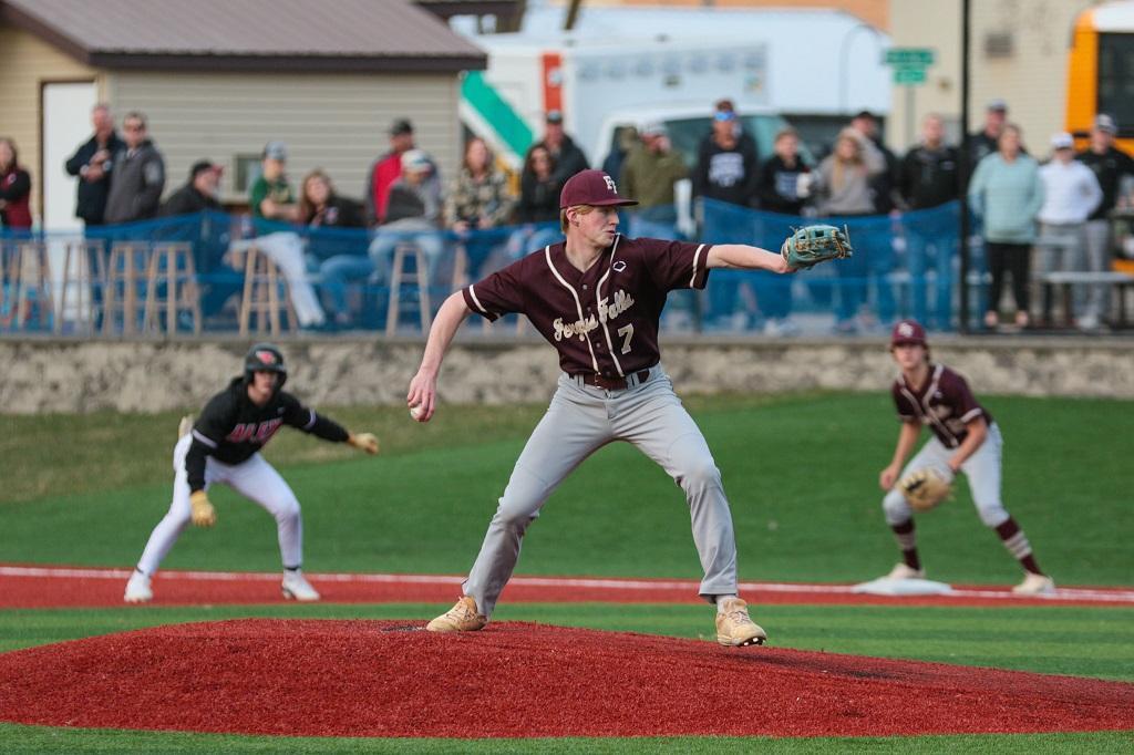 Cardinals Break 5-5 Tie with Late Runs to Top Otters 9-5