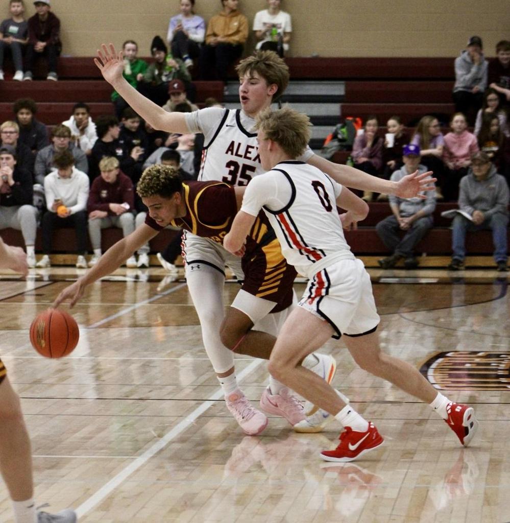 Cardinals Dominate Otters in CLC Battle, 90-46